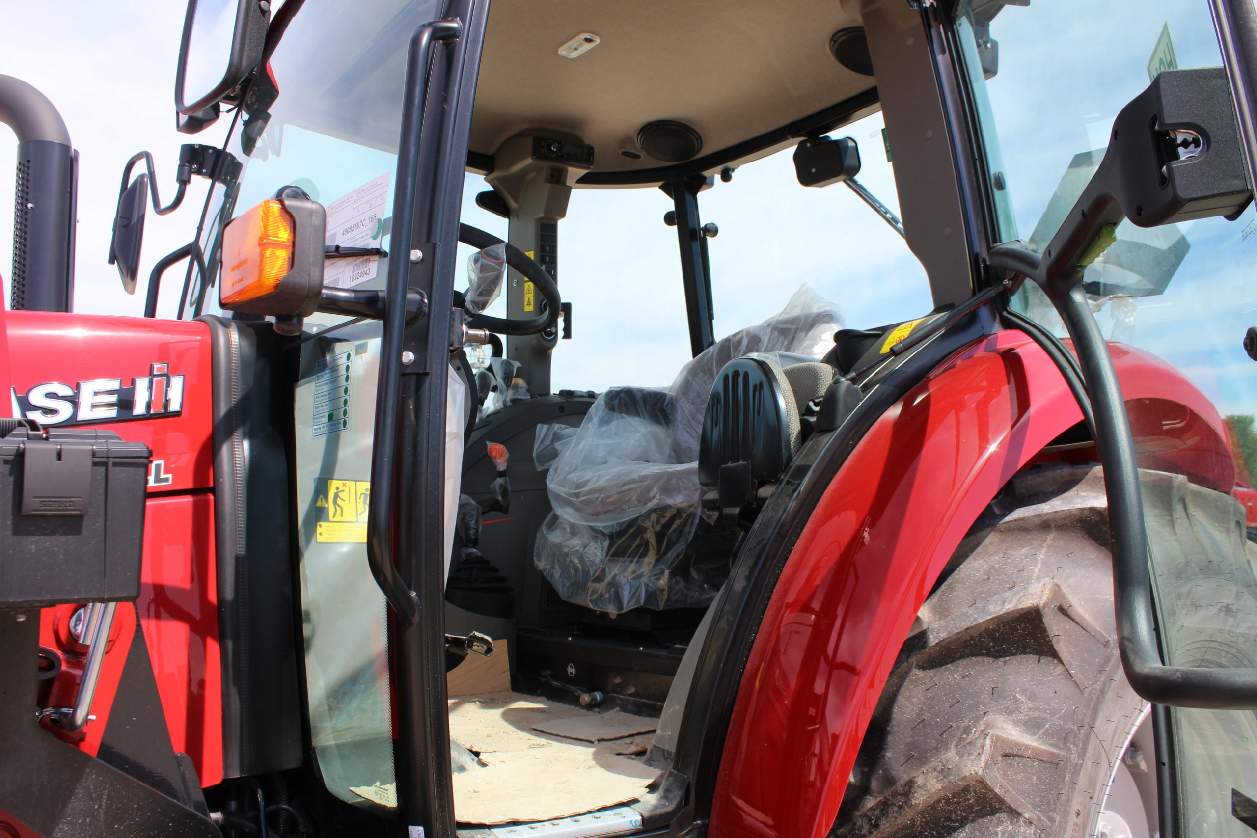 CASE IH Farmall 100C Cab Tractor - Equipment Listings - Hendershot ...